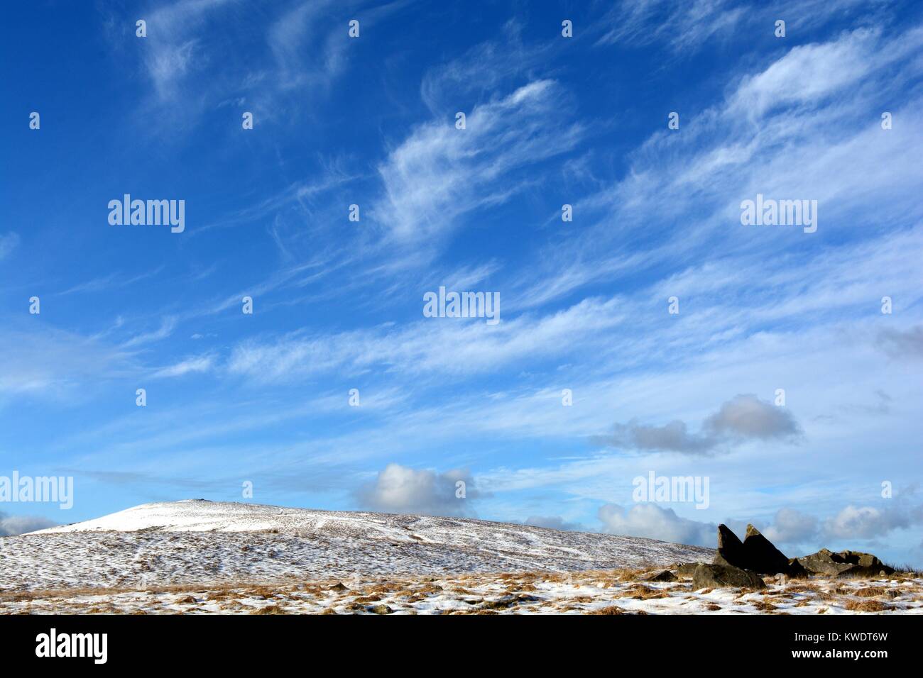 Cirrus clouds wispy blue sky hi-res stock photography and images - Alamy