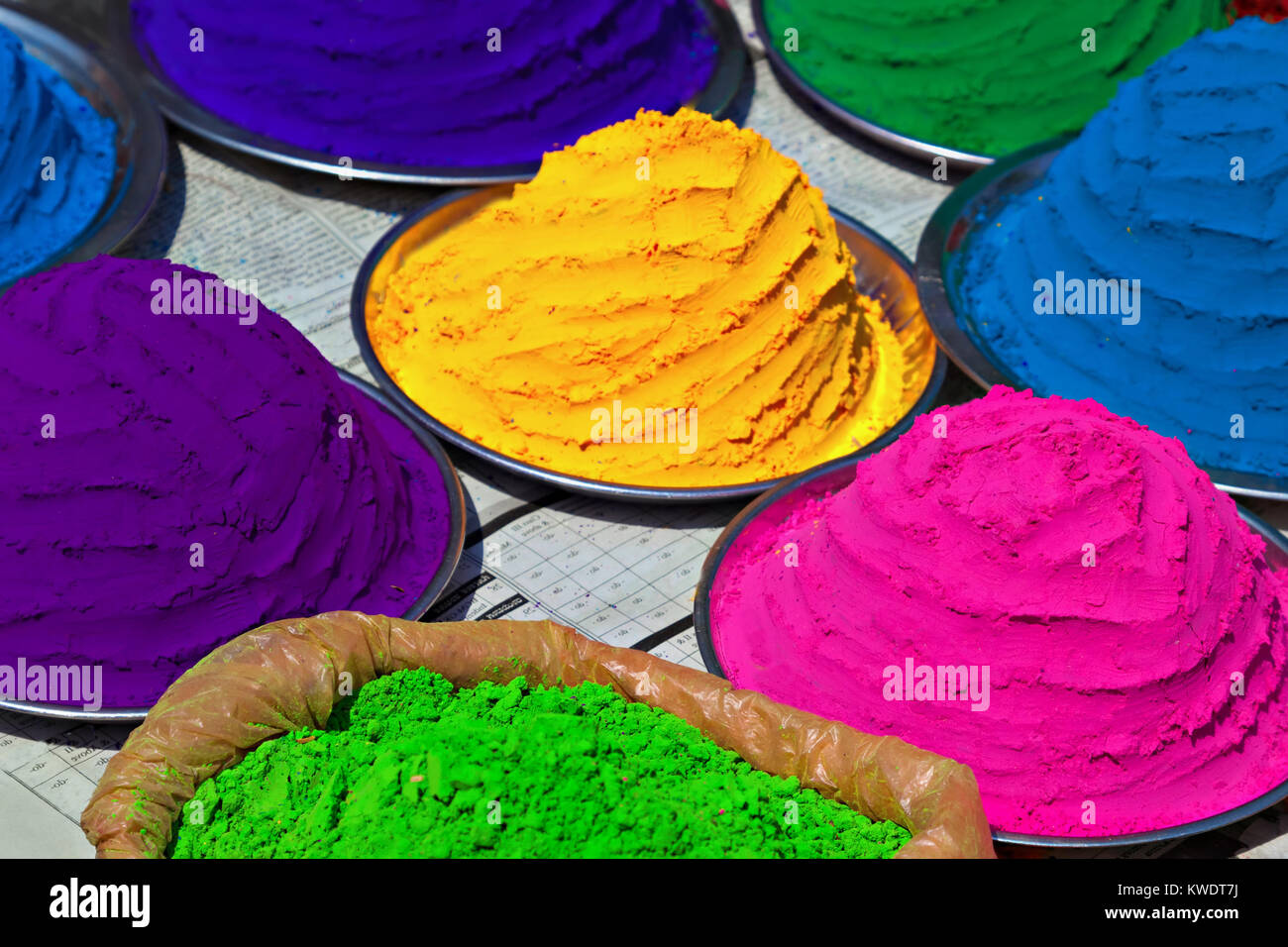 Indian colorful powder, market, India Stock Photo - Alamy