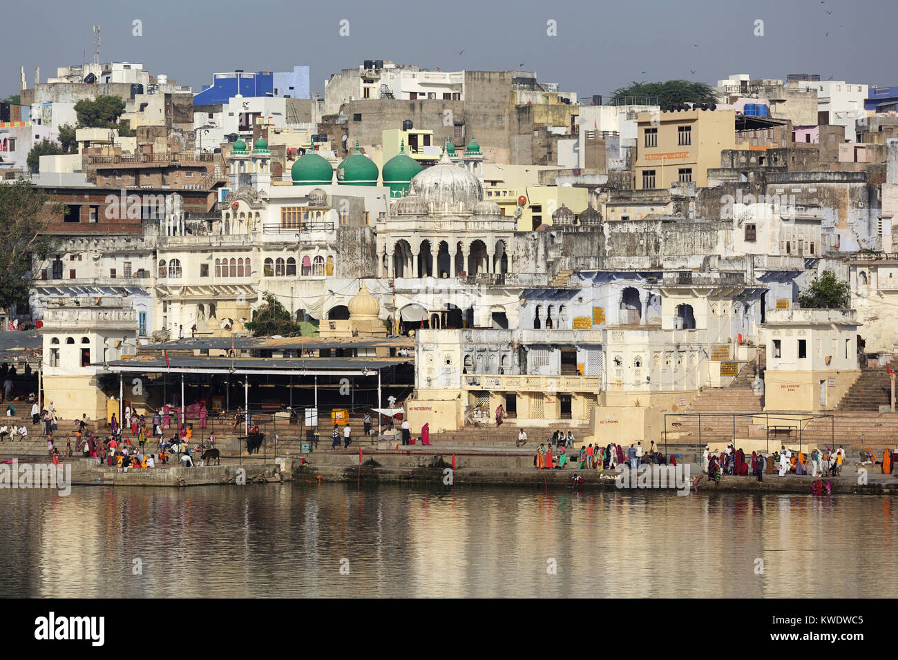 Hindu indian women ritual bathing hi-res stock photography and images ...