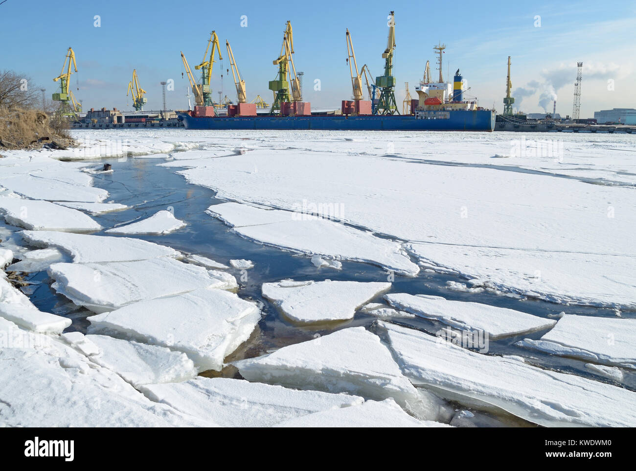 Shipping vessel ice snow hi-res stock photography and images - Alamy