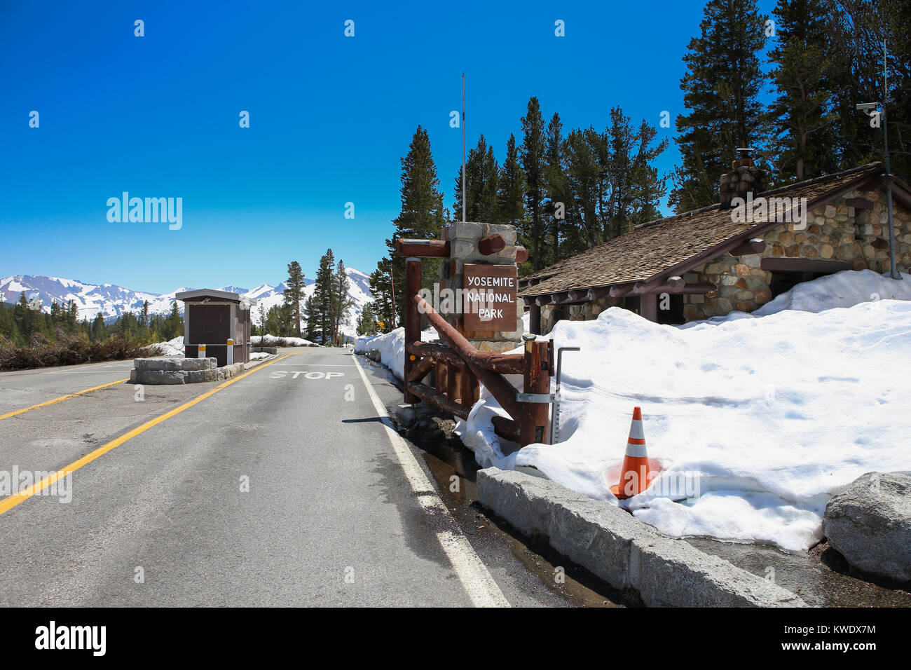 Snow at the eastern entrance to Yosemite National Park on the Tioga ...