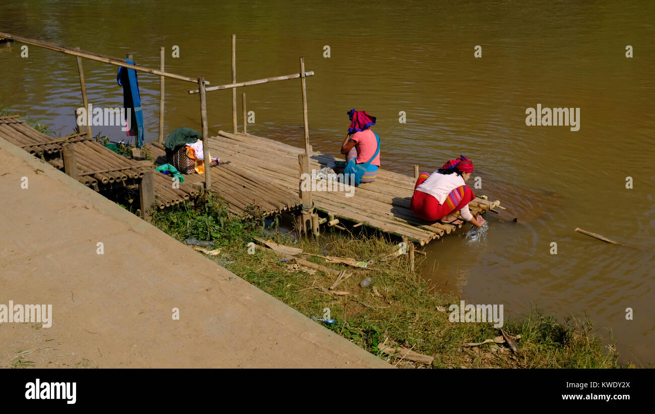 Locals washing clothes in Inle Lake, Myanmar Stock Photo - Alamy