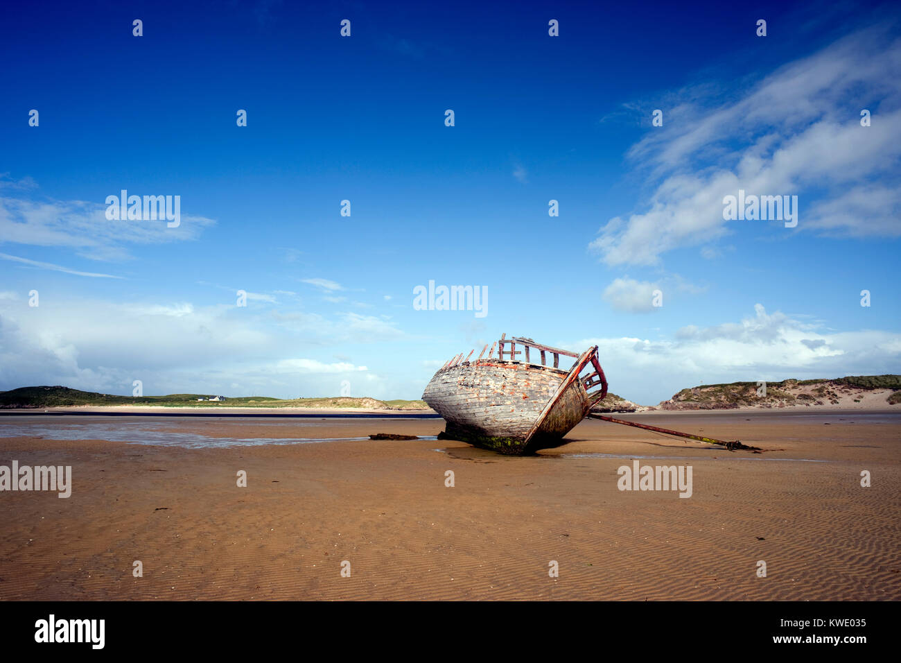 Donegal beach with shipwreck hi-res stock photography and images - Alamy