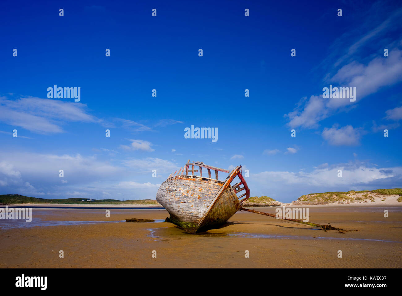 Shipwreck at Bunbeg Beach Gweedore, County Donegal, Ireland Stock Photo ...