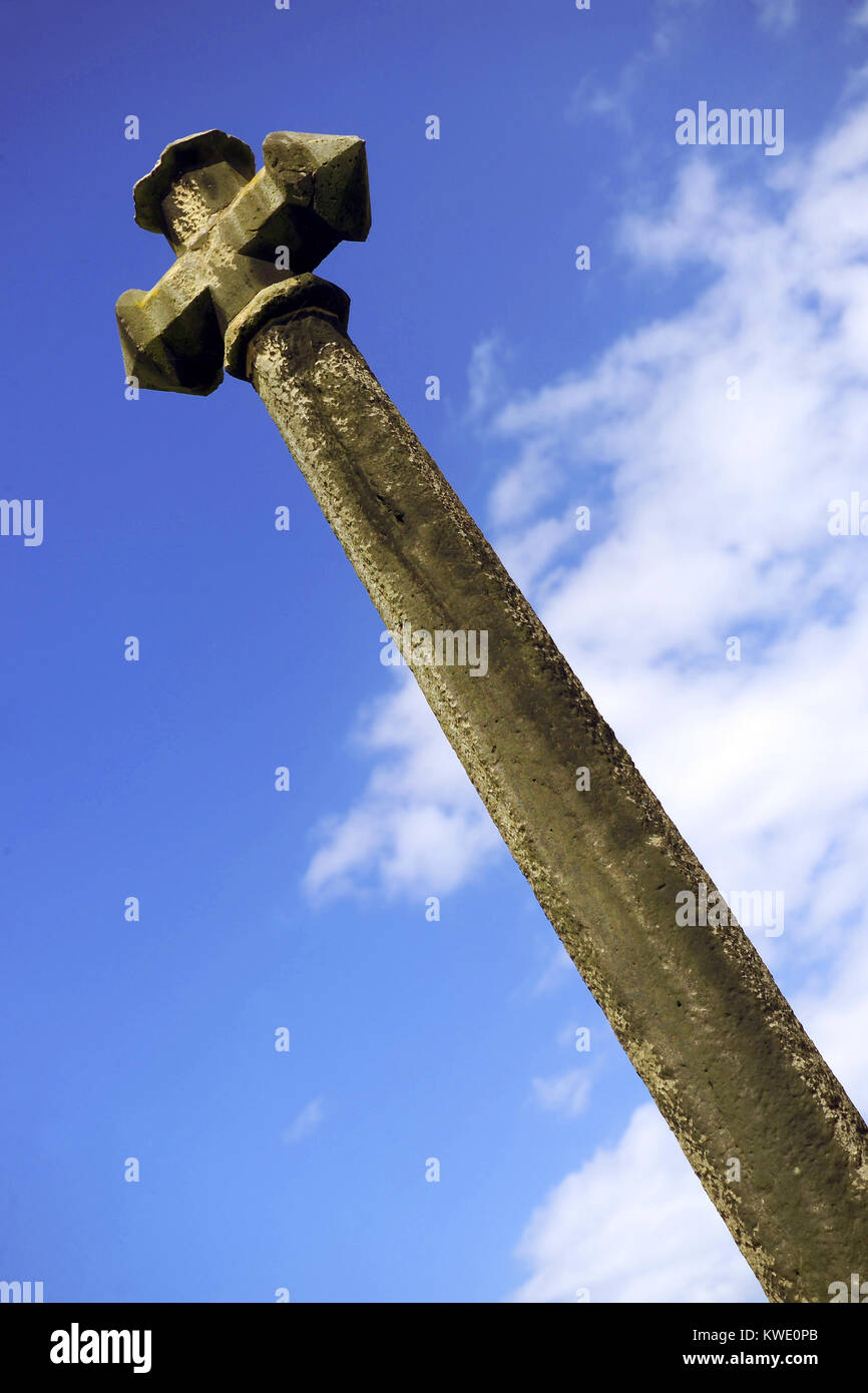 Stone Cross in market square,Helmsley, North Yorkshire Stock Photo - Alamy