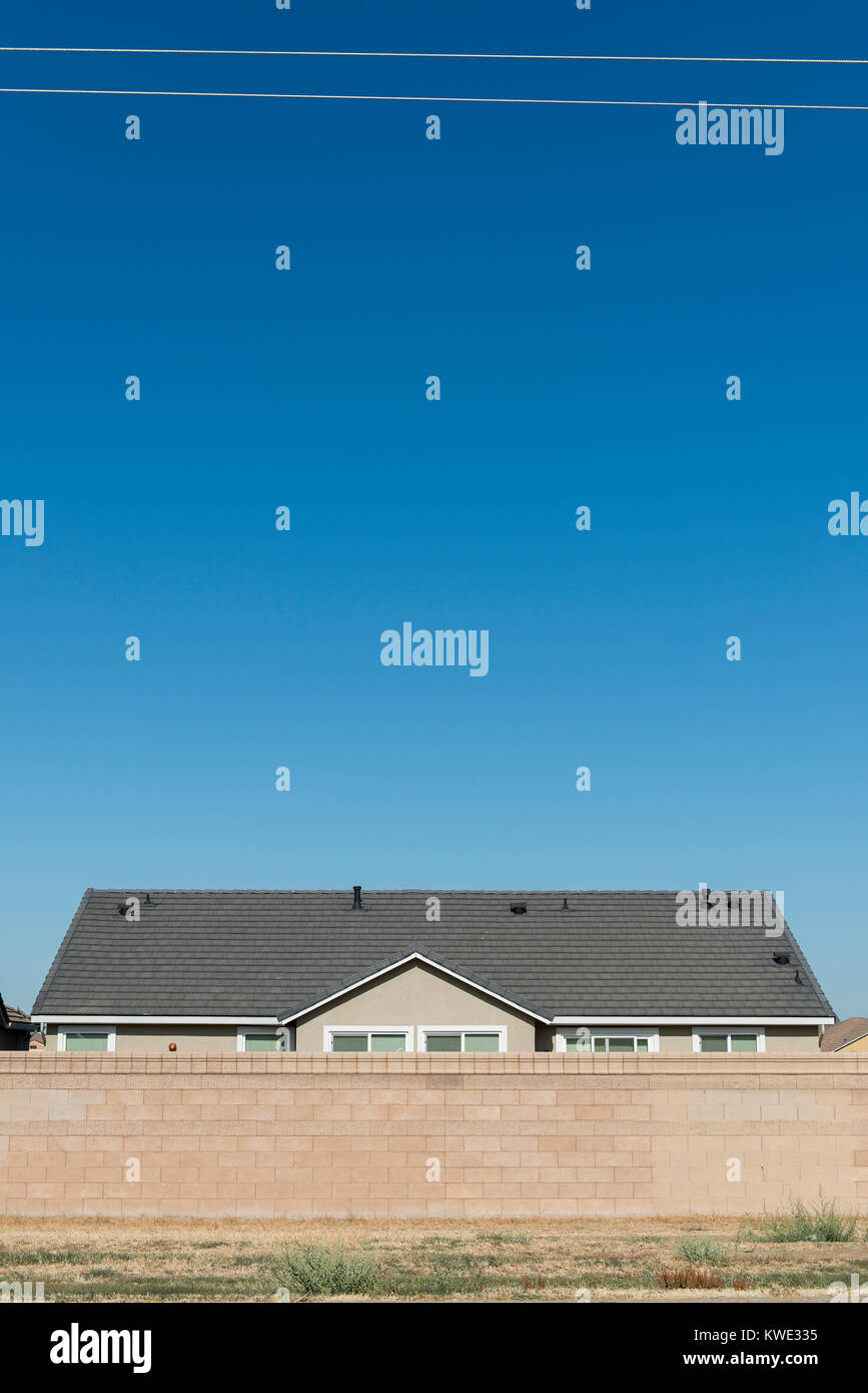 Building behind wall hi-res stock photography and images - Alamy