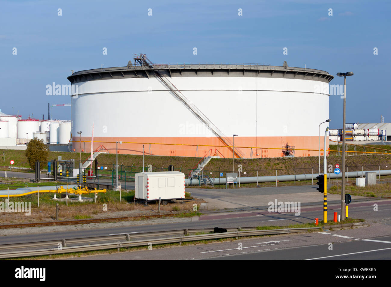 A large oil storage tank in a refinery Stock Photo - Alamy