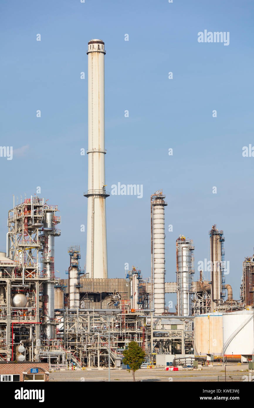 Detail shot of a large refinery complex Stock Photo - Alamy