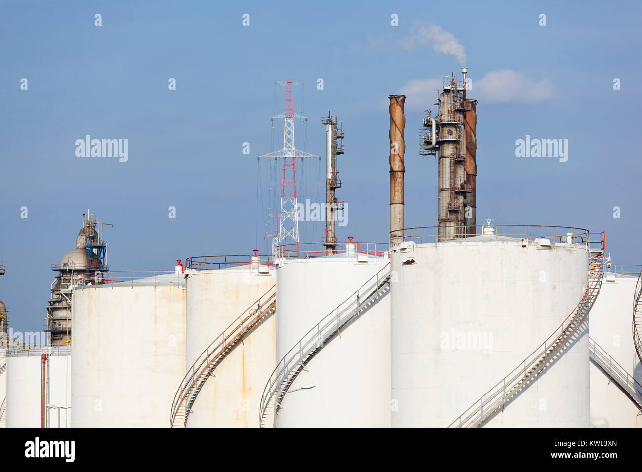 Some storage tanks in a large refinery Stock Photo - Alamy
