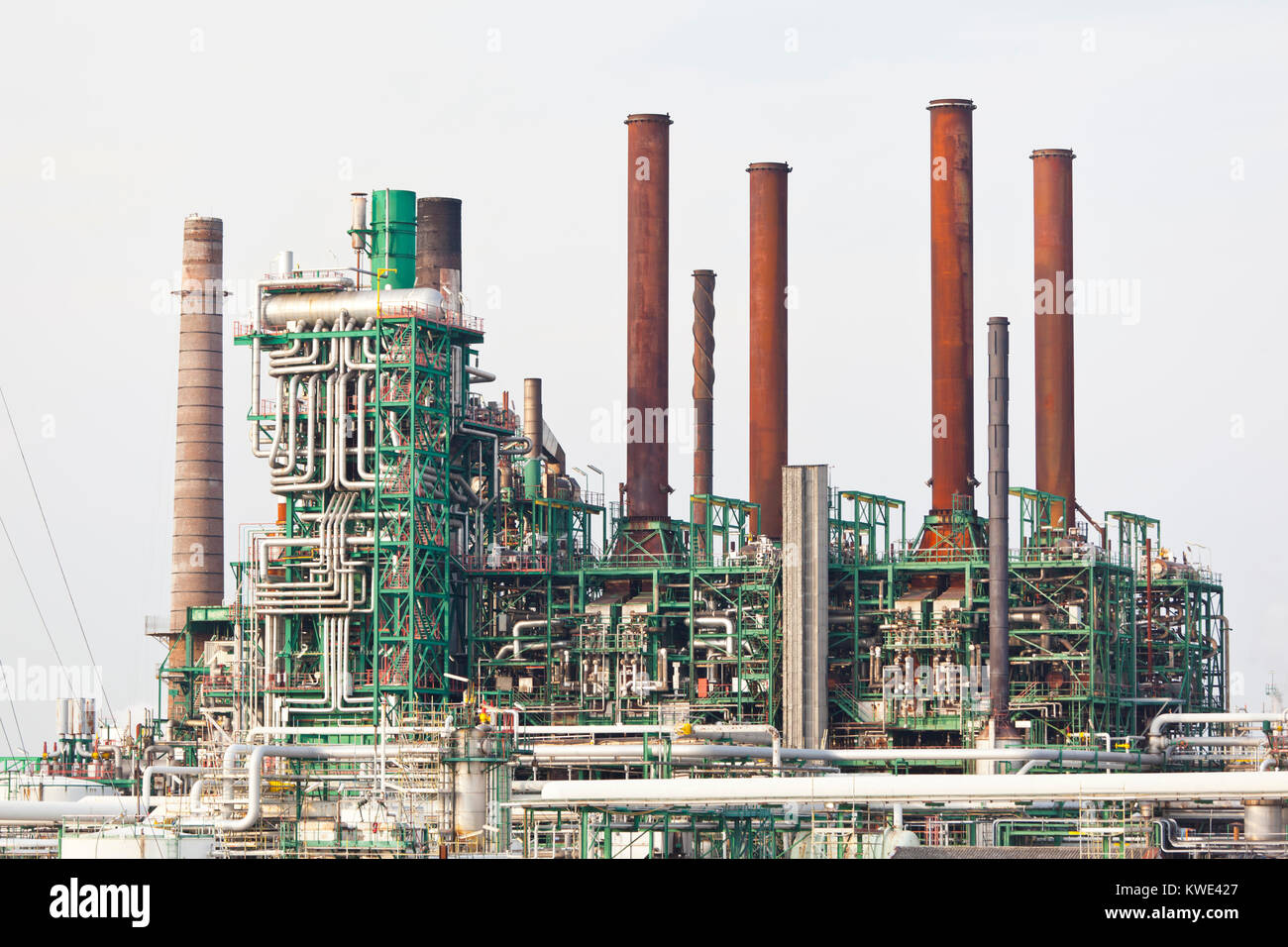 Detail shot of a large refinery complex Stock Photo - Alamy