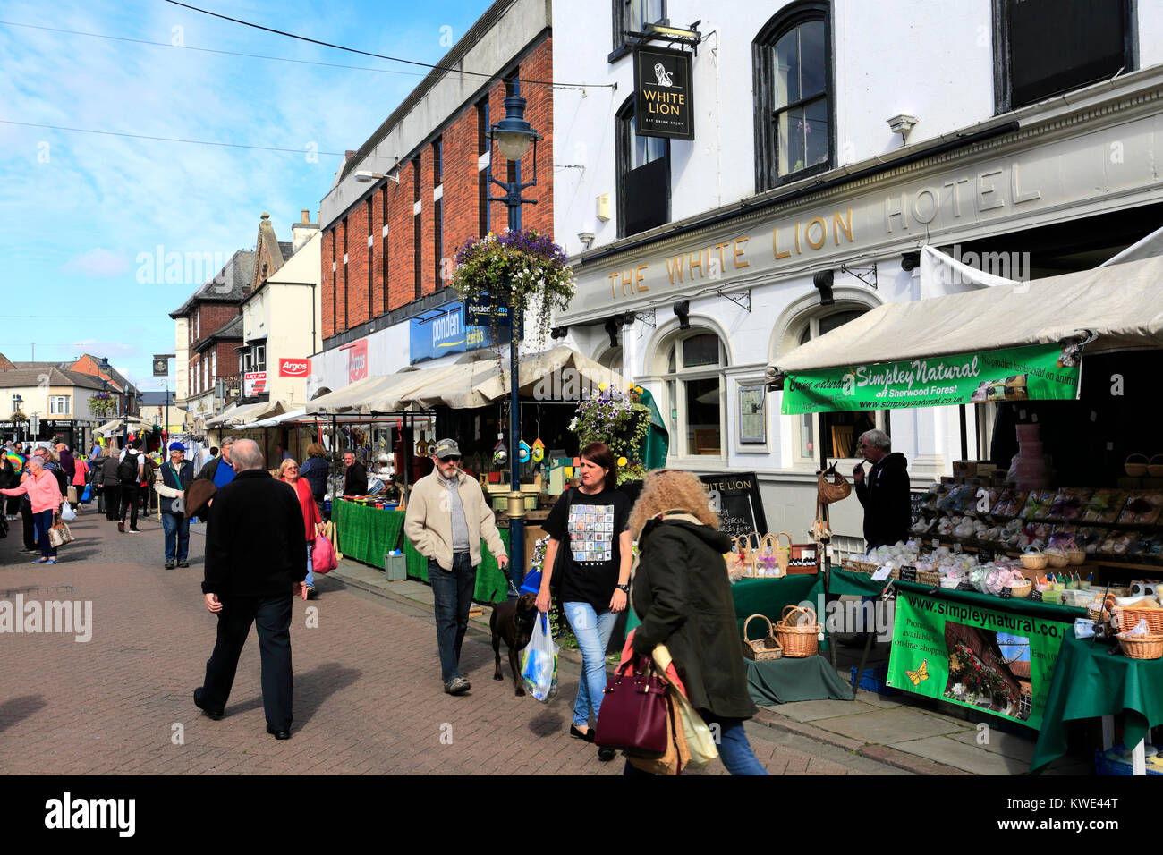 Street market, town of Melton Mowbray, Leicestershire, England; Britain ...