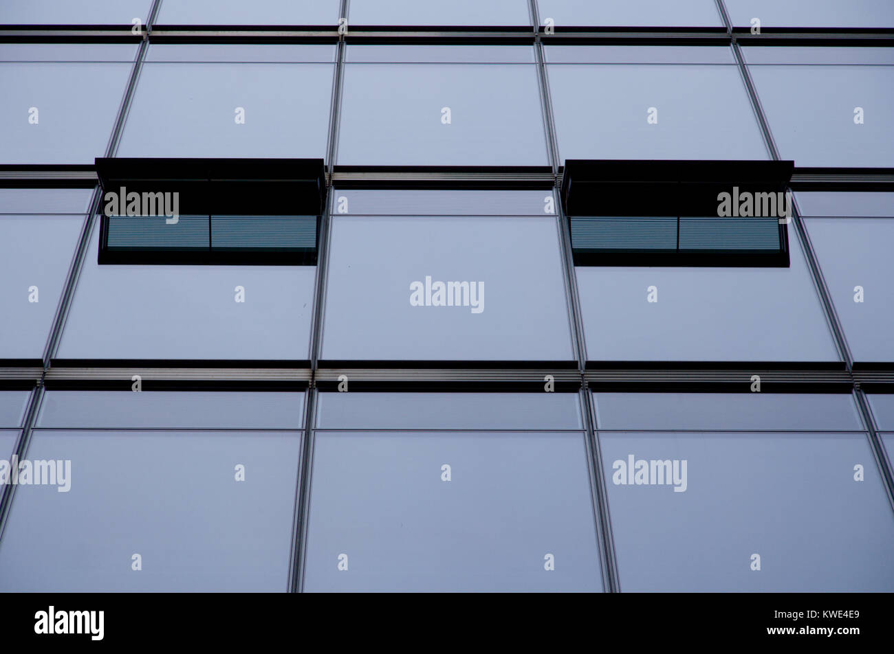 Office block tinted windows hi-res stock photography and images - Alamy