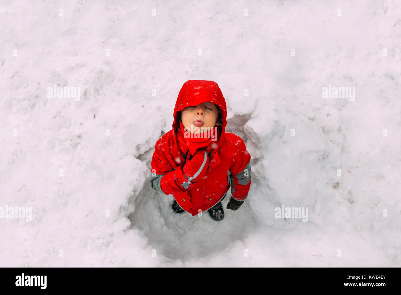 Catching snowflakes hi-res stock photography and images - Alamy
