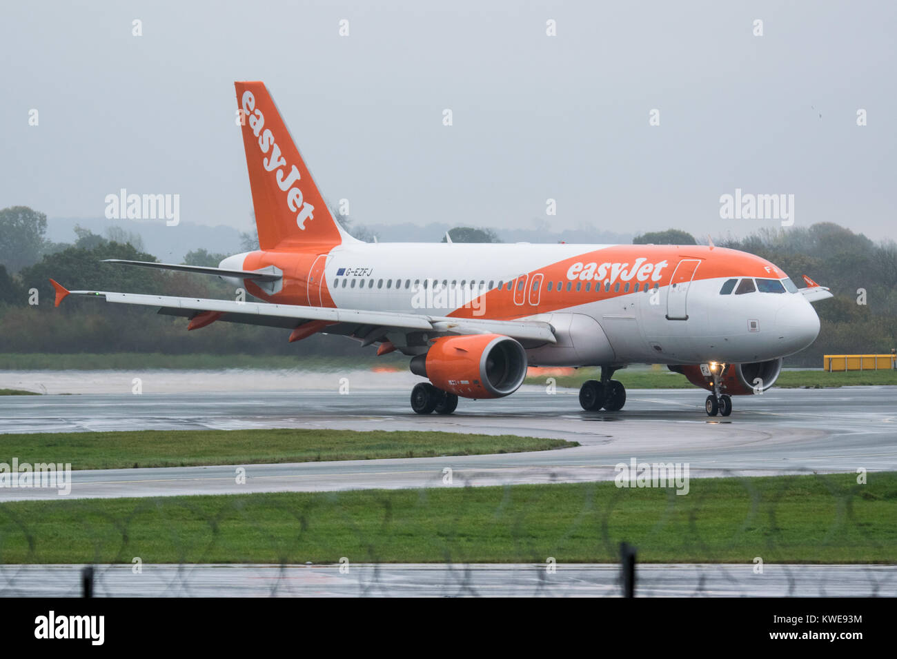Easyjet Airbus A319 at Manchester Airport (G-EZFJ Stock Photo - Alamy