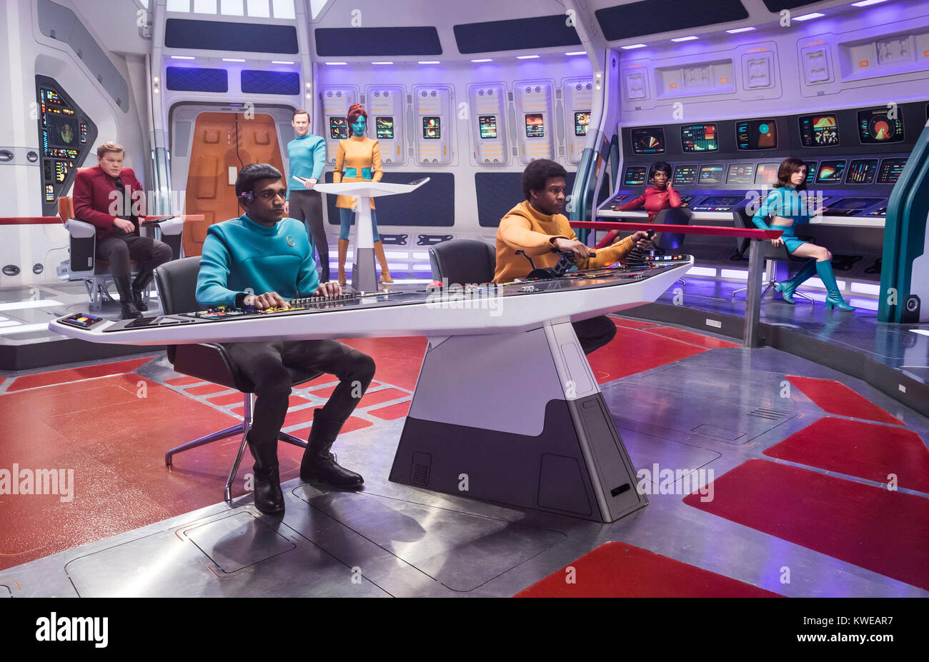 BLACK MIRROR, Jesse Plemons (left), Jimmi Simpson (back, left ...