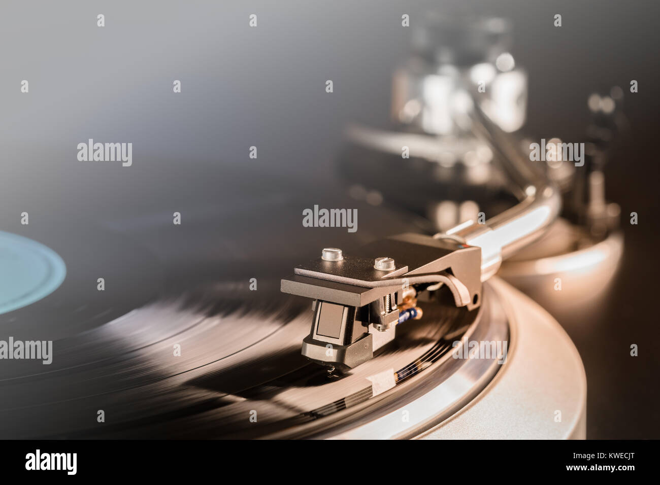 vintage high end turntable in action closeup Stock Photo - Alamy