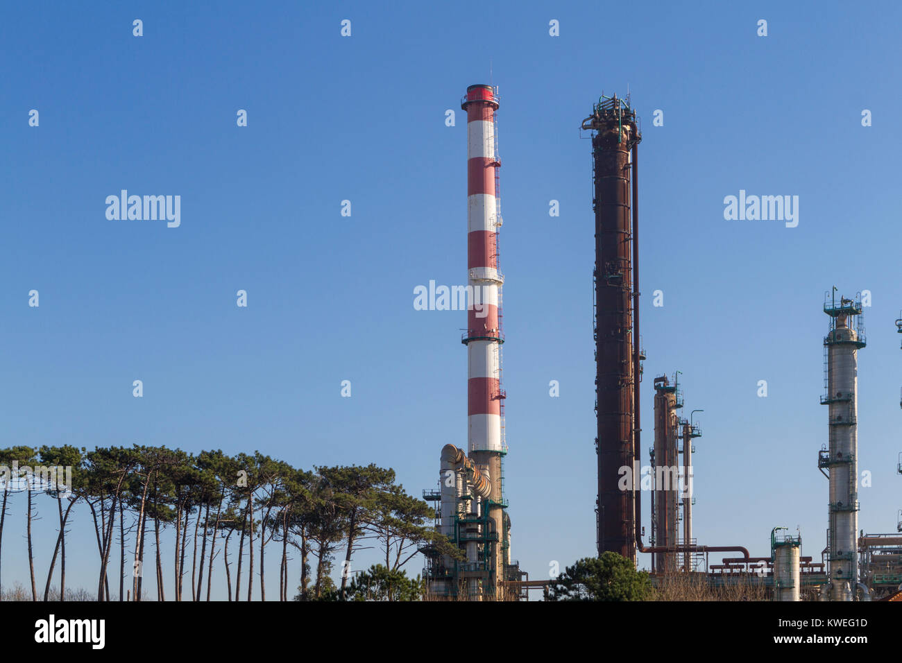 Oil refinery chimneys hi-res stock photography and images - Alamy