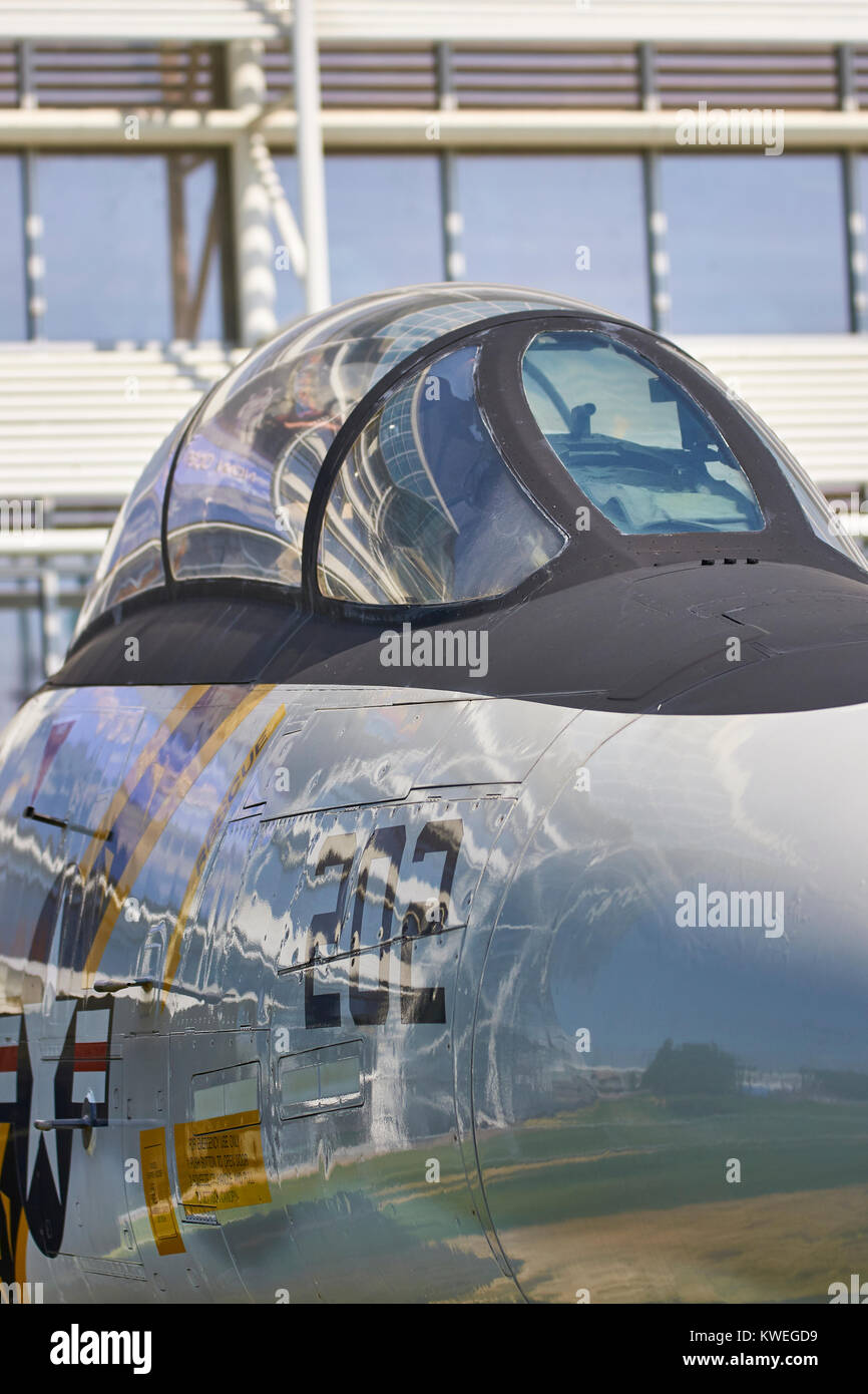 F 14 tomcat cockpit hi-res stock photography and images - Alamy