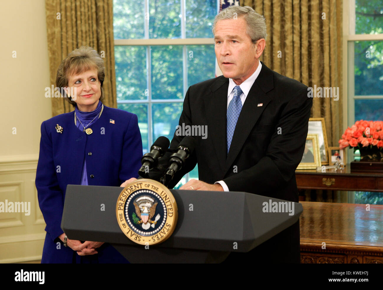George bush 2005 office hi-res stock photography and images - Alamy