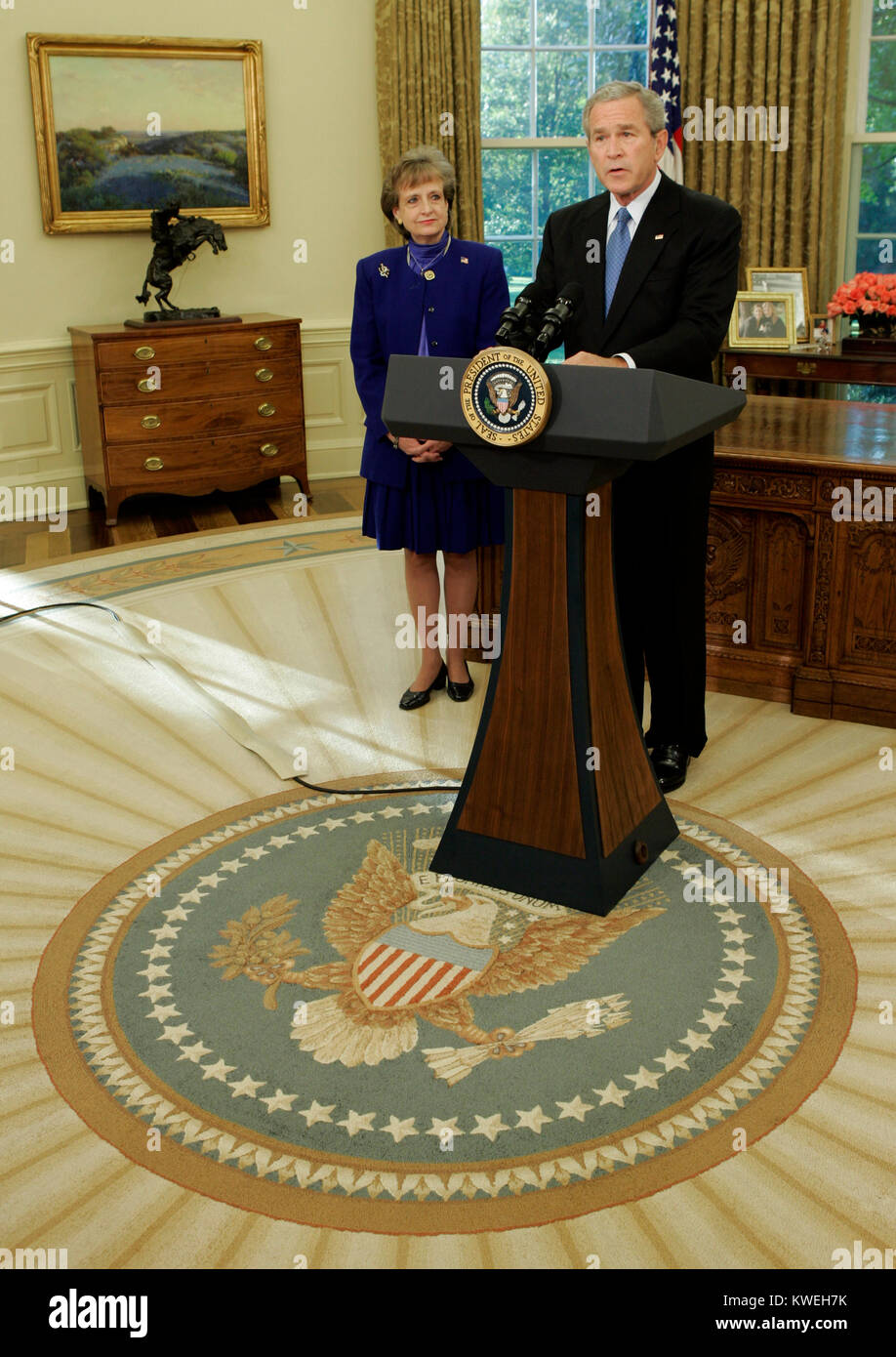 George bush 2005 office hi-res stock photography and images - Alamy