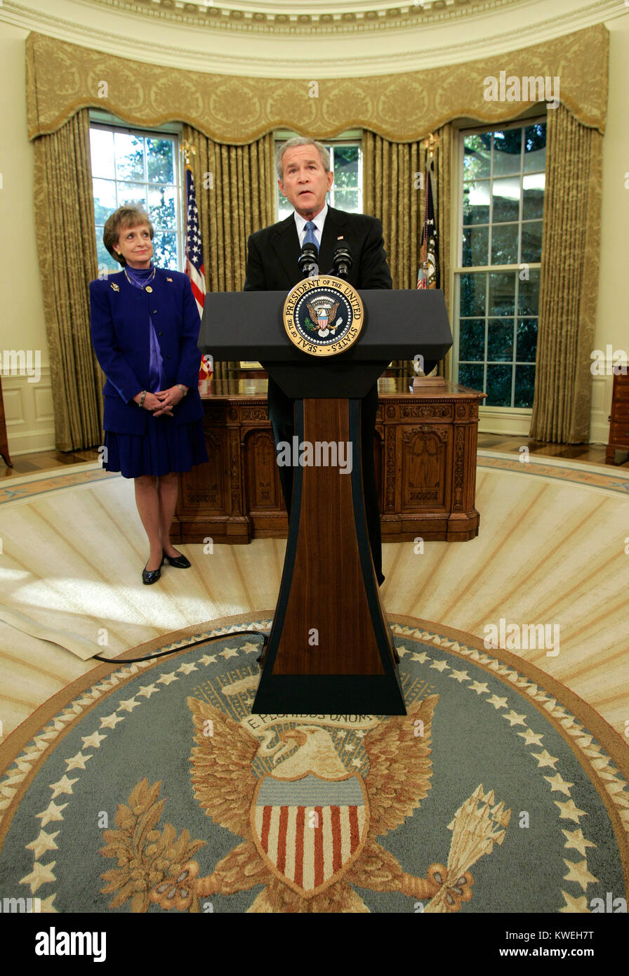 George bush 2005 office hi-res stock photography and images - Alamy