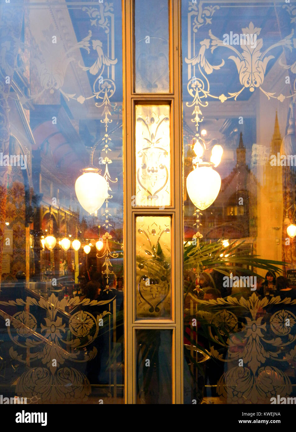 Victorian era pub london hi-res stock photography and images - Alamy