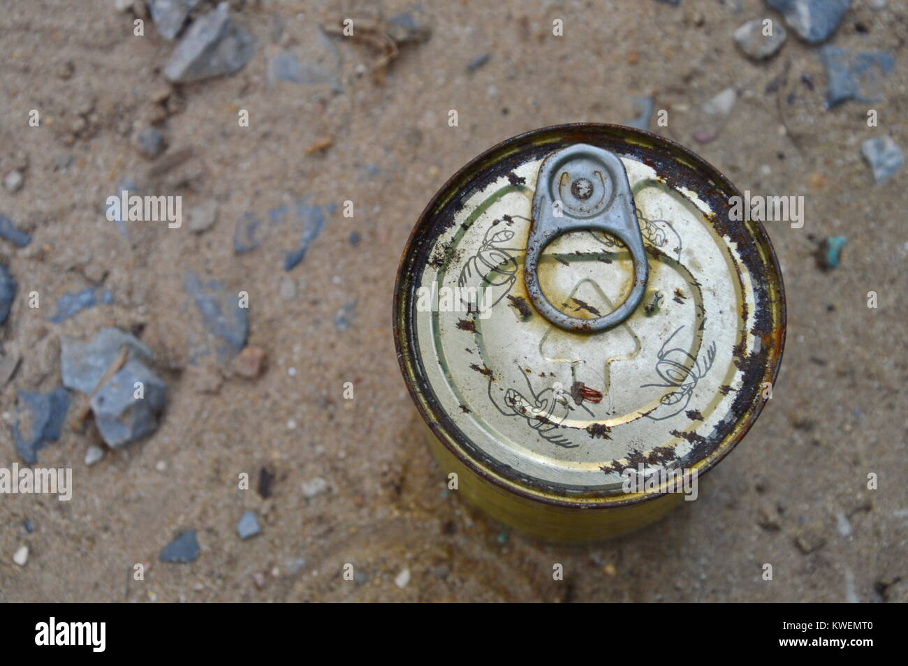 rusty tin can food on the ground Stock Photo - Alamy