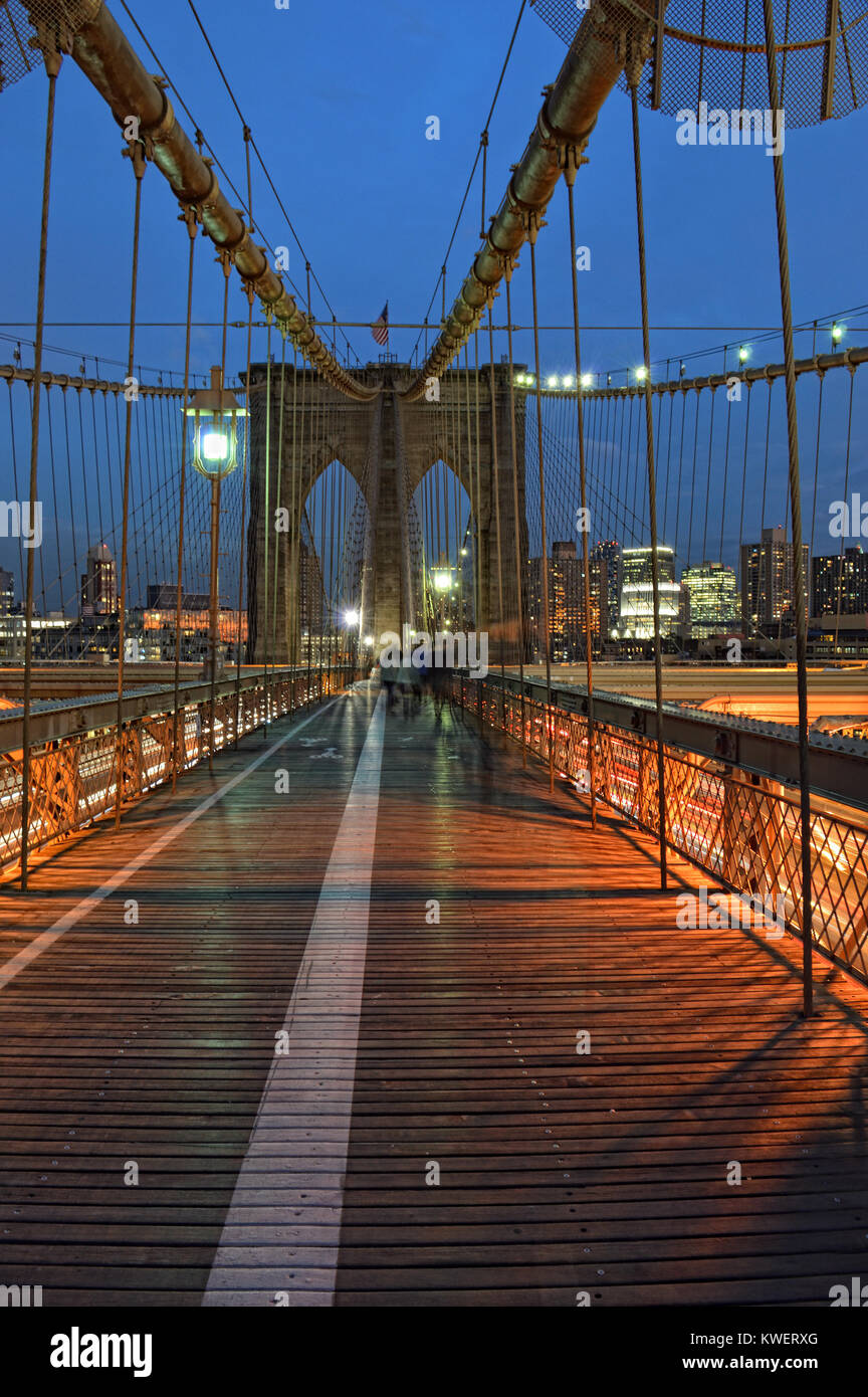 Brooklyn Bridge pedestrian and cycling path at evening Stock Photo - Alamy
