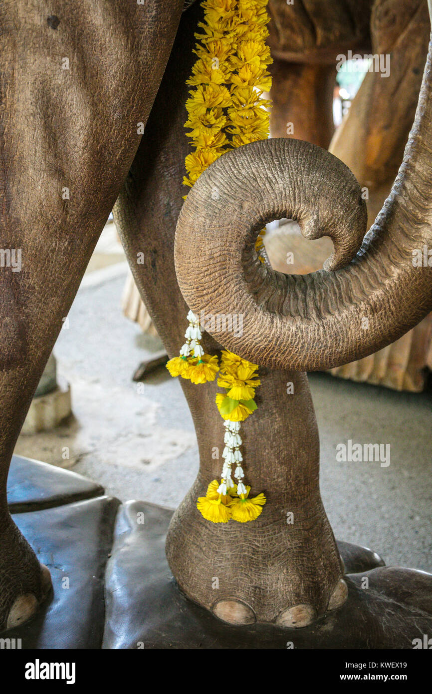 Traditional Thai wood carving, Tambon Damnoen Saduak, Thailand Stock ...