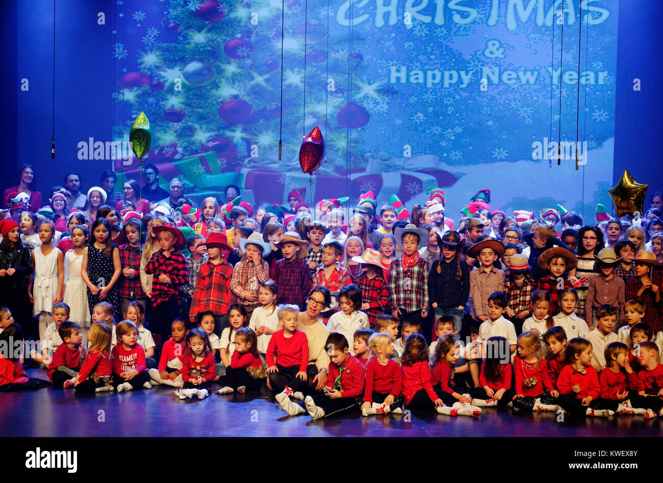 Kids at concert hi-res stock photography and images - Alamy