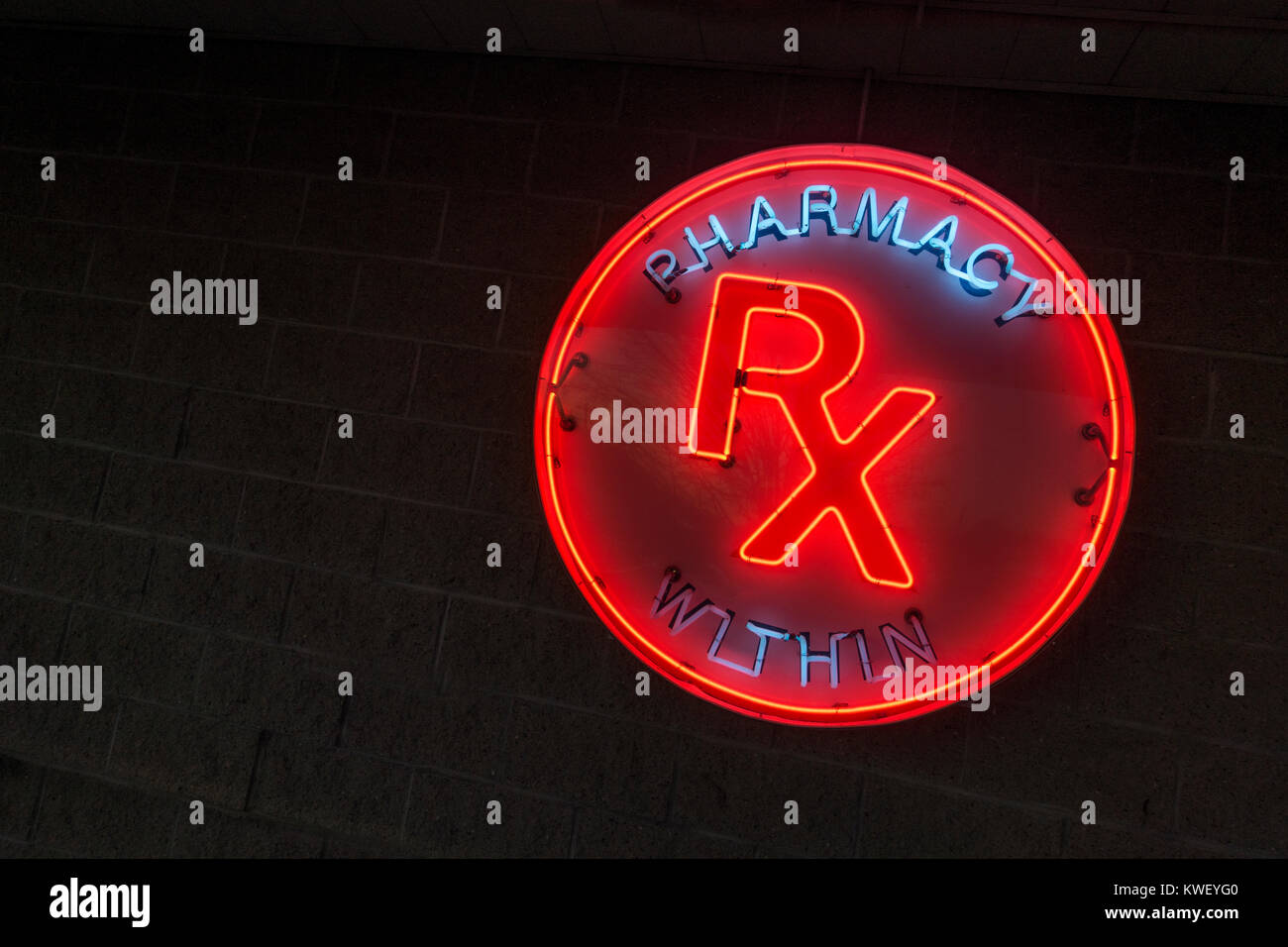 neon pharmacy sign on store exterior Stock Photo - Alamy