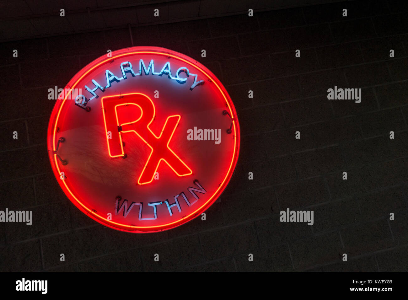 neon pharmacy sign on store exterior Stock Photo - Alamy