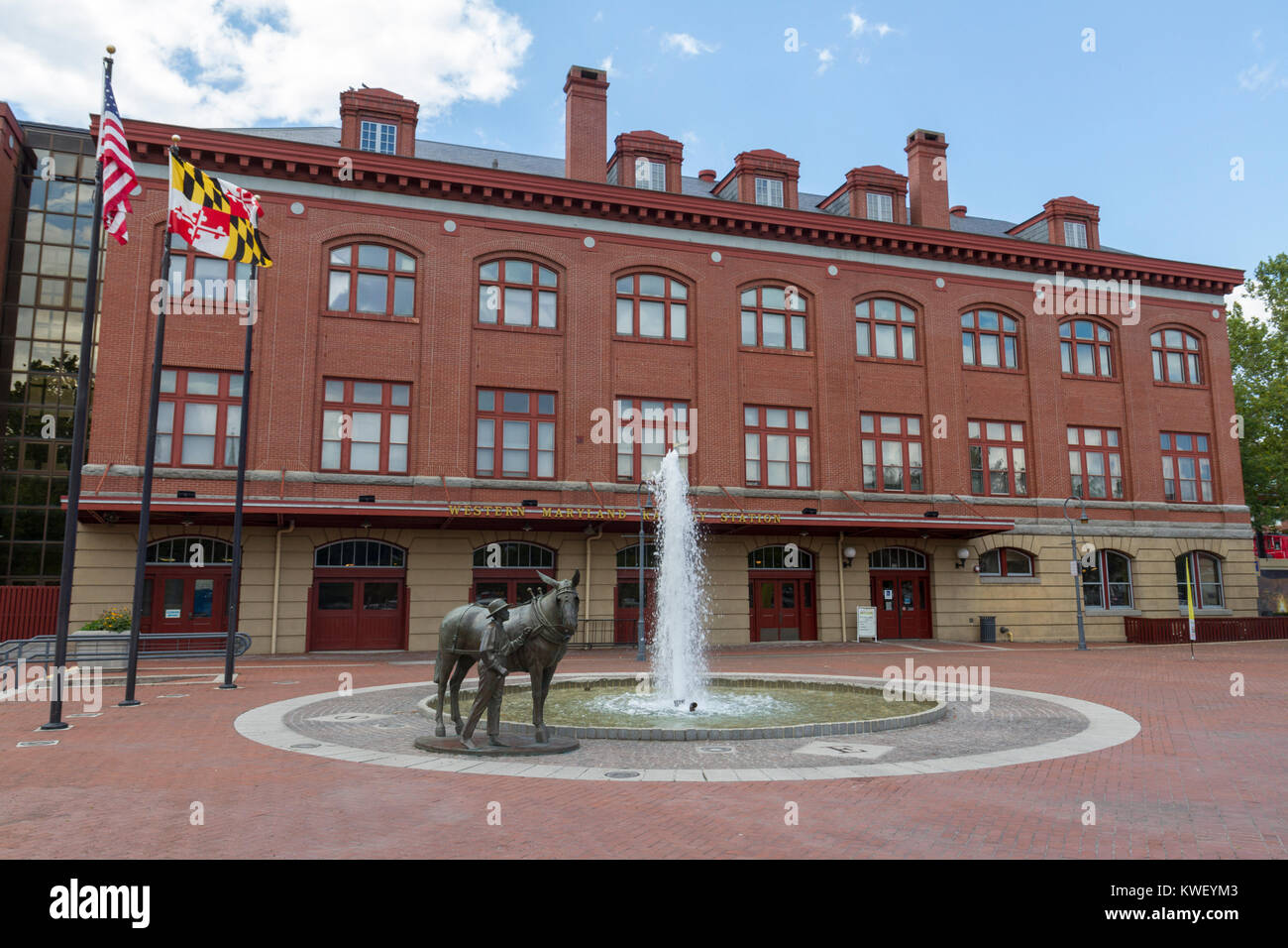 "Mule and Mule Driver" sculpture outside Cumberland Railway station ...