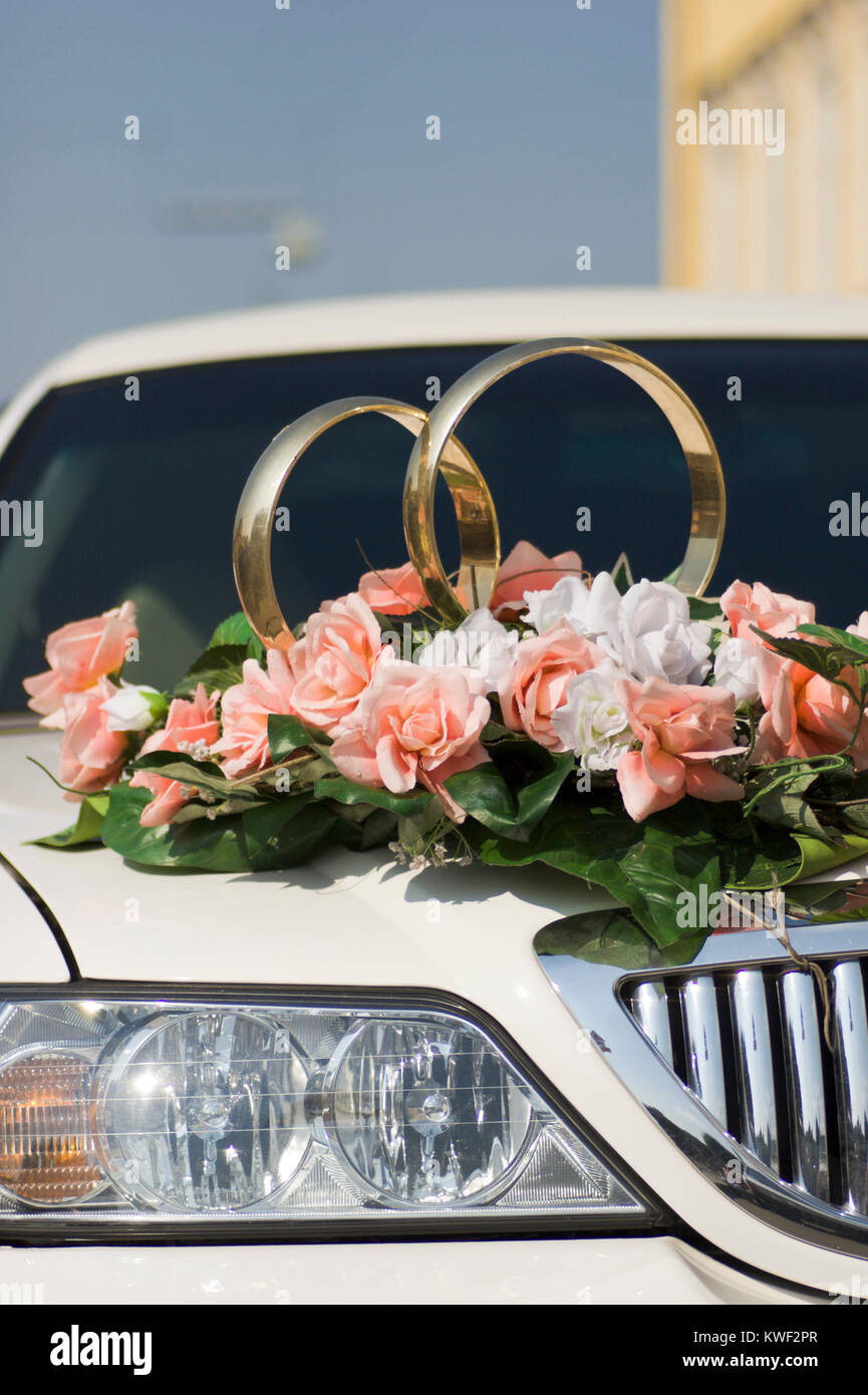 Modern wedding rings hi-res stock photography and images - Alamy