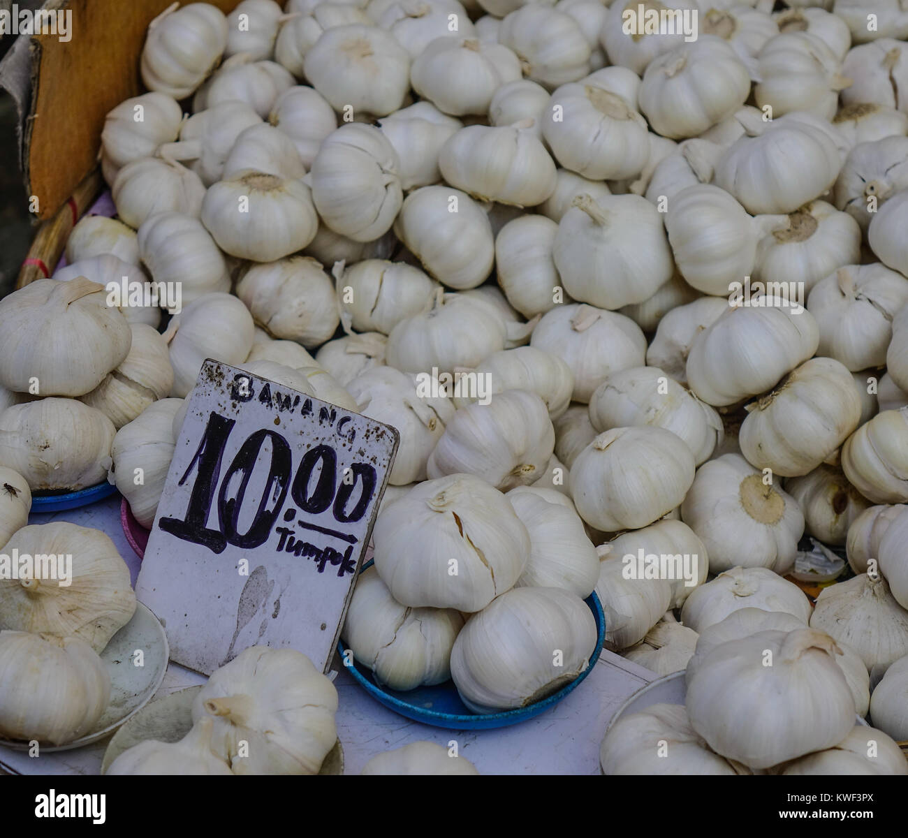 Garlic for sale at local market in Manila, Philippines Stock Photo - Alamy