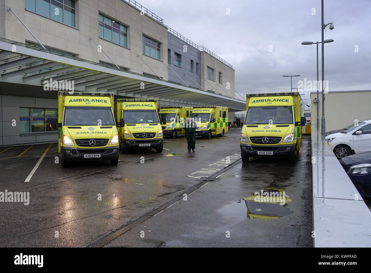 Nhs ambulance hospital queue hi-res stock photography and images - Alamy