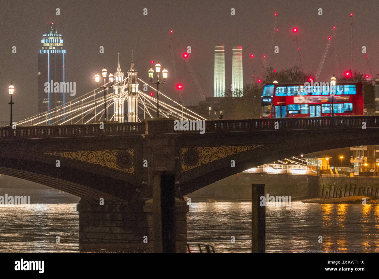 Albert bridge at night hi-res stock photography and images - Alamy