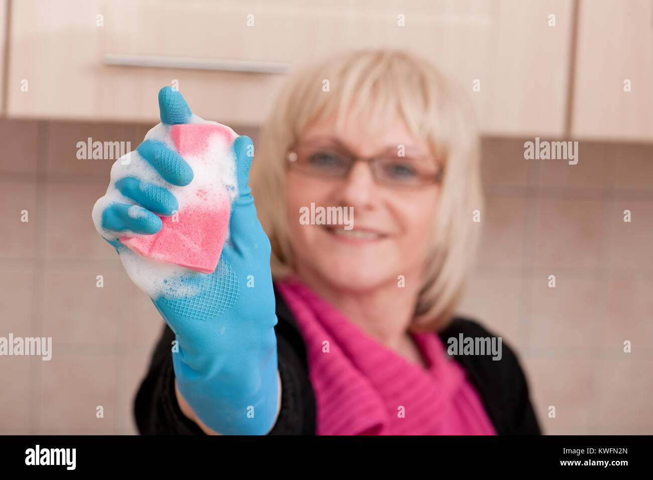 Mature woman kitchen sponge hi-res stock photography and images - Alamy