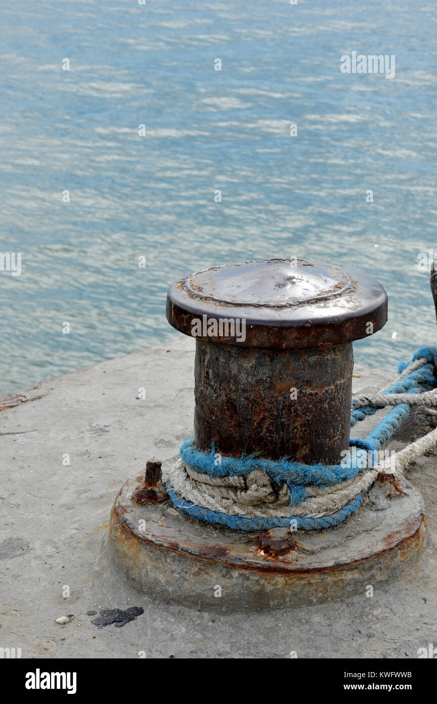 Ship cable rope berth tied hi-res stock photography and images - Alamy