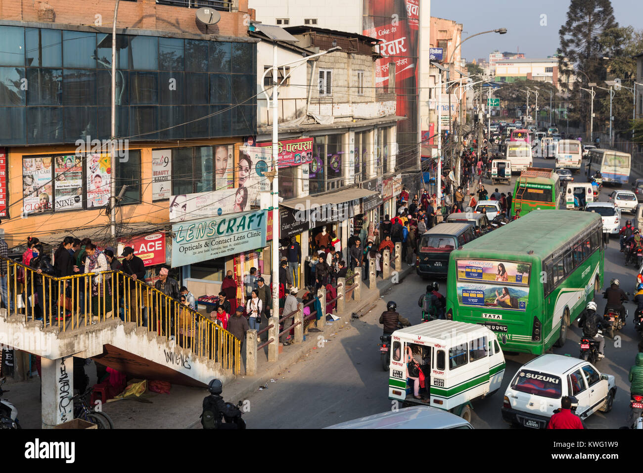 Streets crowded with cars and buses hi-res stock photography and images ...