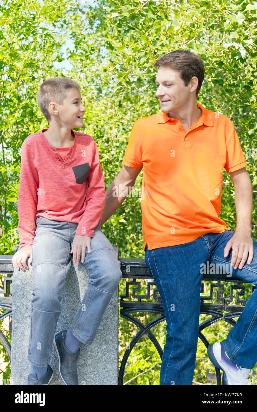 Talking with others hi-res stock photography and images - Alamy