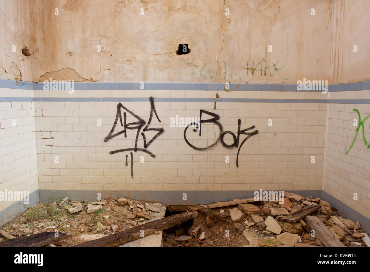 Interior room inside a derelict building Stock Photo - Alamy