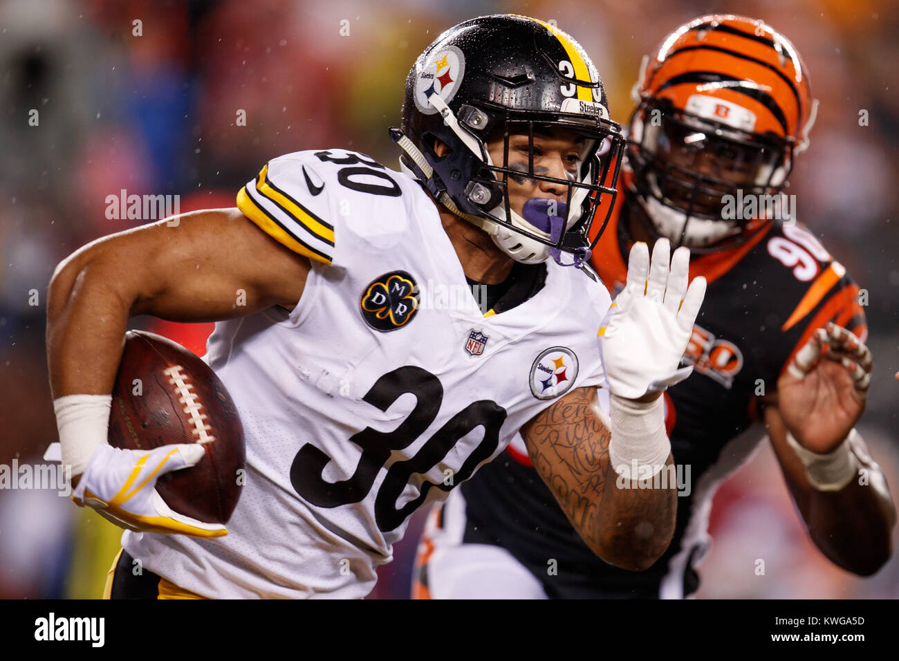 Cincinnati, OH, USA. 4th Dec, 2017. Pittsburgh Steelers running back ...