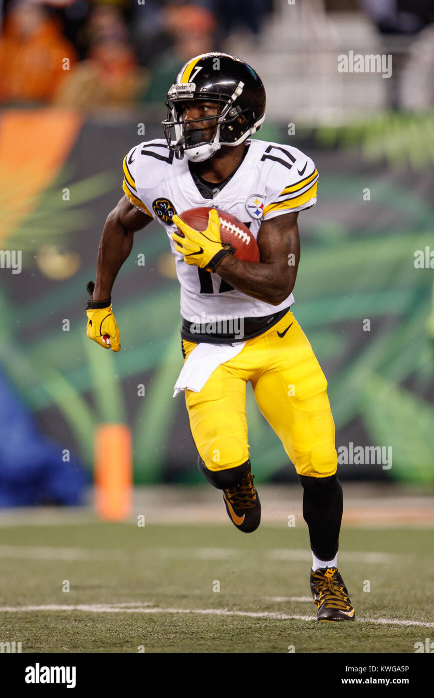 Cincinnati, OH, USA. 4th Dec, 2017. Pittsburgh Steelers wide receiver ...