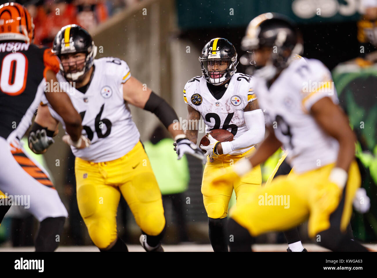 Cincinnati, OH, USA. 4th Dec, 2017. Pittsburgh Steelers running back Le ...