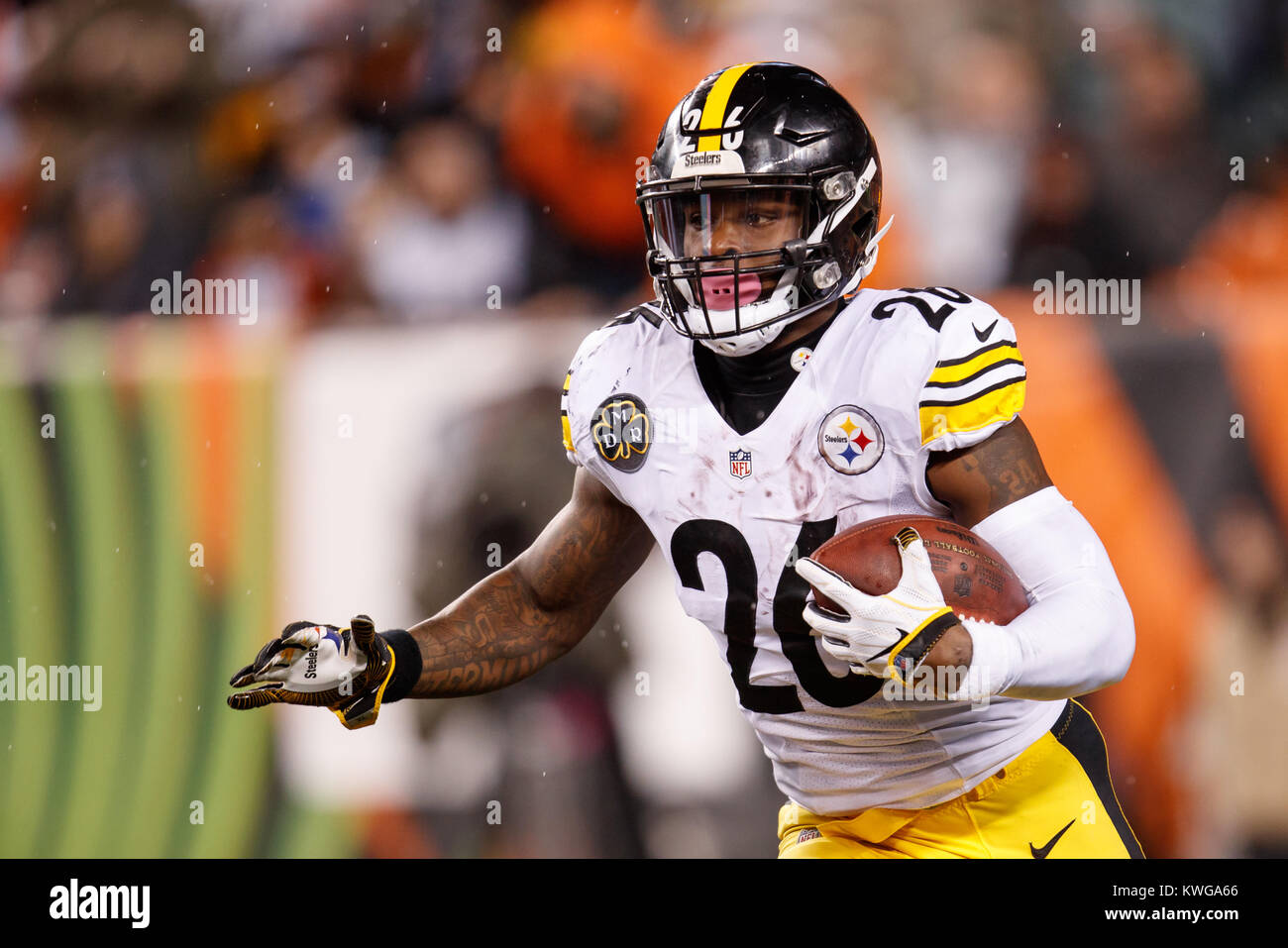 Cincinnati, OH, USA. 4th Dec, 2017. Pittsburgh Steelers running back Le ...