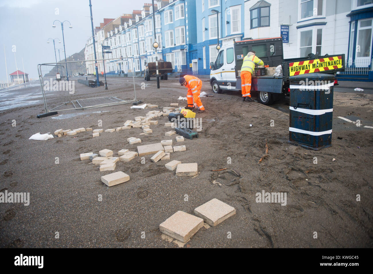 Men working clearing storm damage uk hi-res stock photography and ...