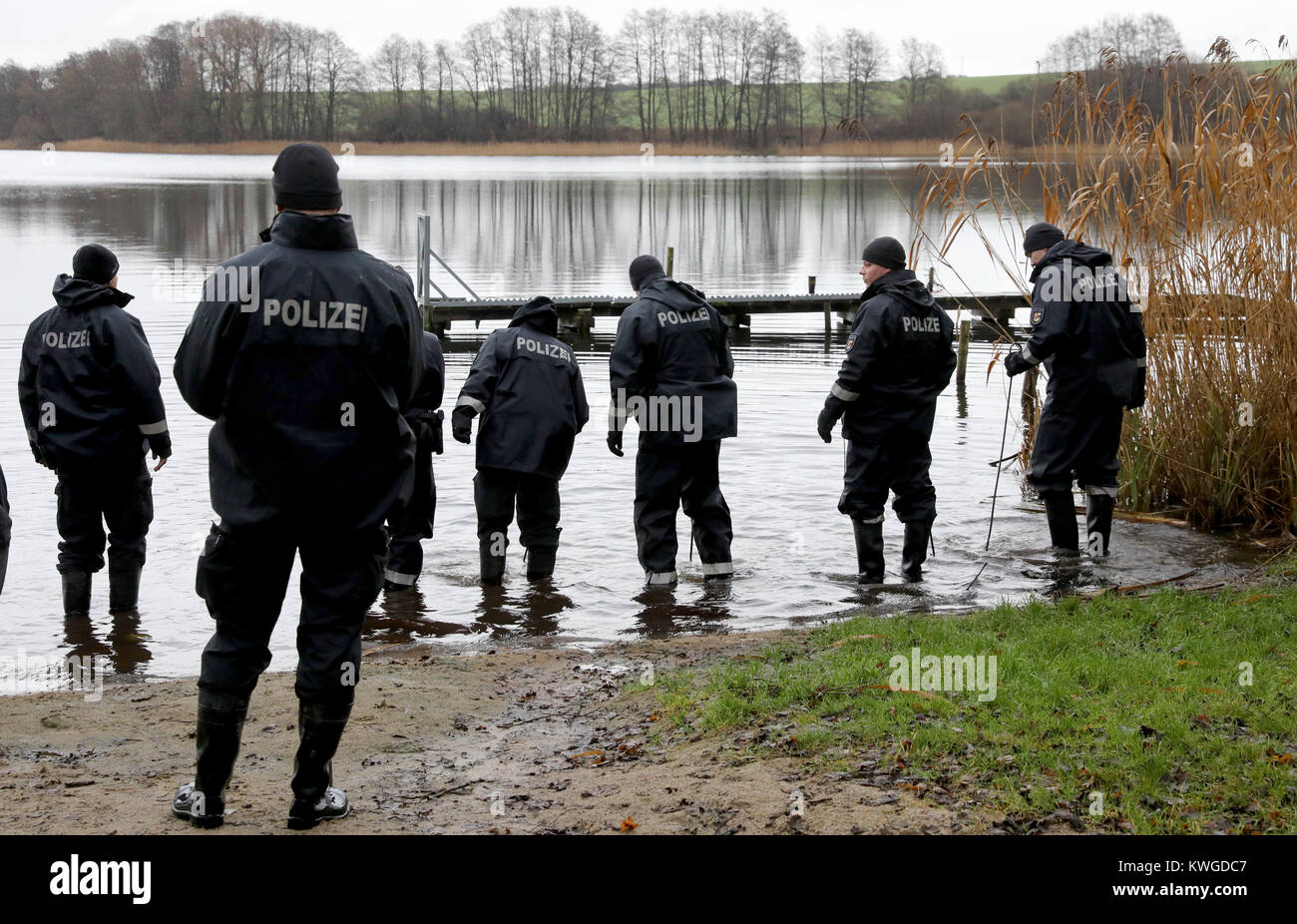 Cammin, Germany. 03rd Jan, 2018. Police officers search for parts of a ...