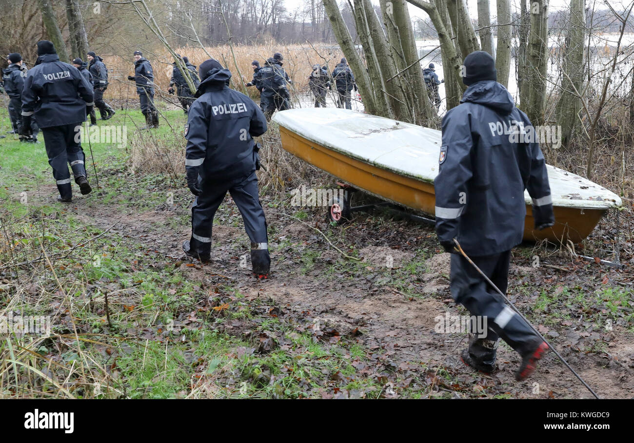Cammin, Germany. 03rd Jan, 2018. Police officers search for parts of a ...