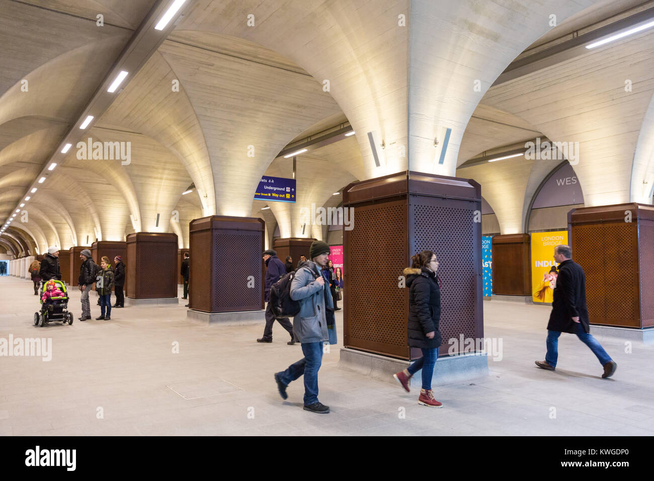 Escalators london bridge underground station hi-res stock photography ...